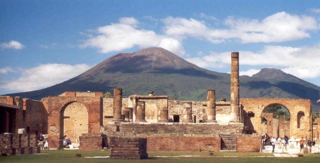 Il Vesuvio vulcano esplosivo attivo e simbolo di Napoli