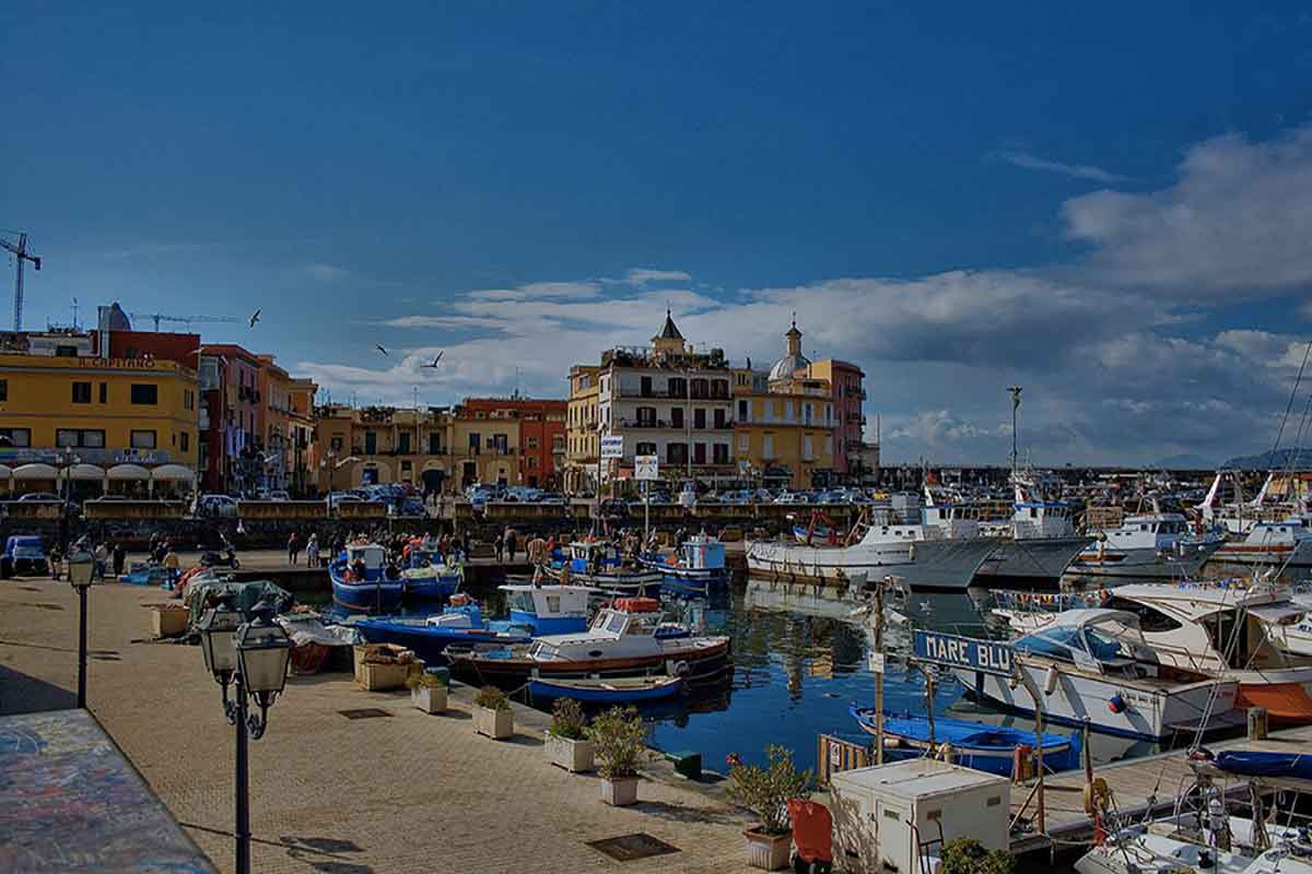 Pozzuoli terra di antiche leggende e di storia - Napoli Turistica Pozzuoli terra di antiche leggende e di storia - Napoli Turistica