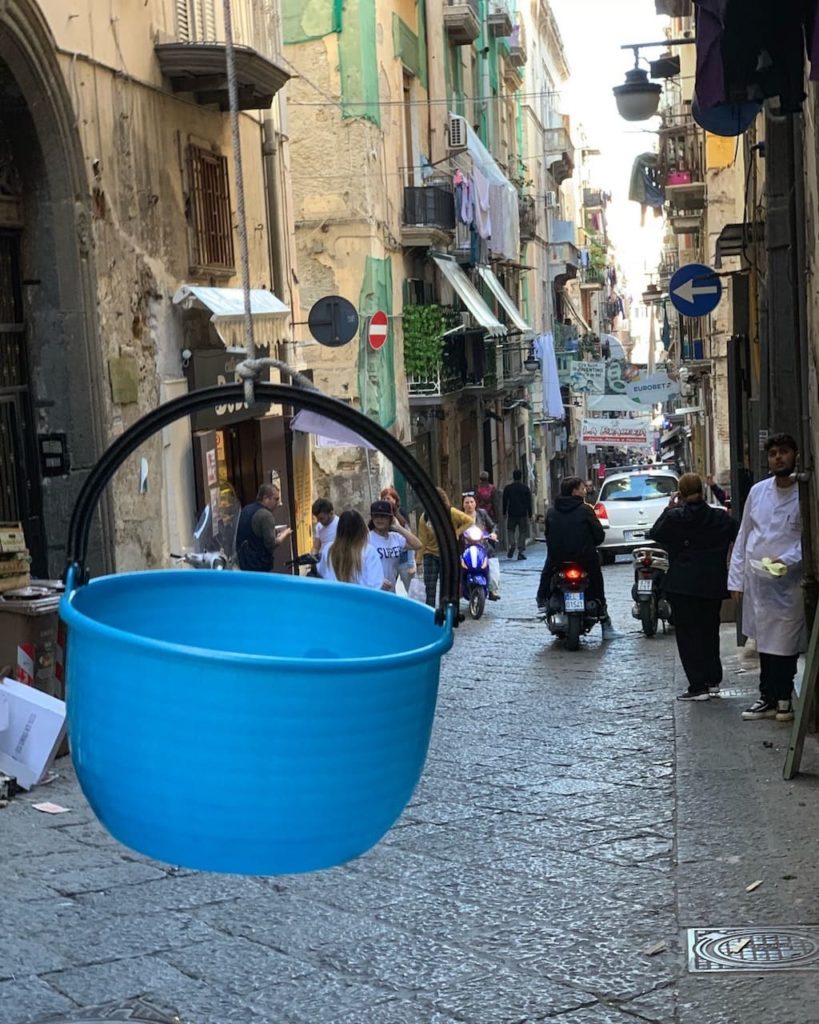 'O Panaro, a Napoli anche la spesa ha la sua ascensore