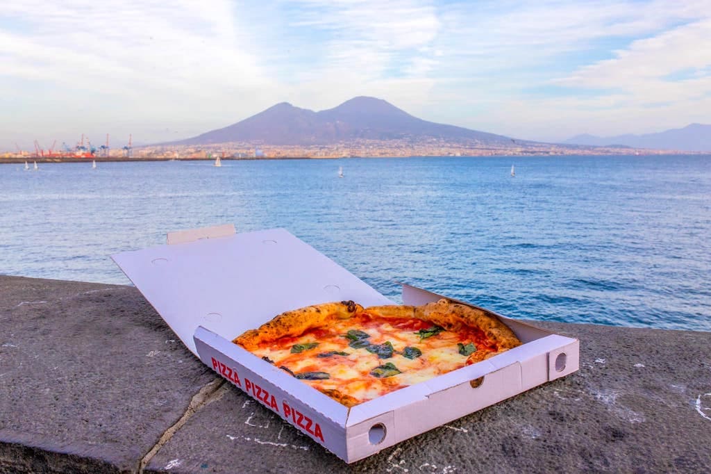 Napoli Pizza Village 2022: pizza e concerti sotto le stelle