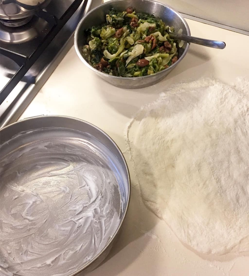 Pizza di scarole alla napoletana: ricetta dal sapore inconfondibile